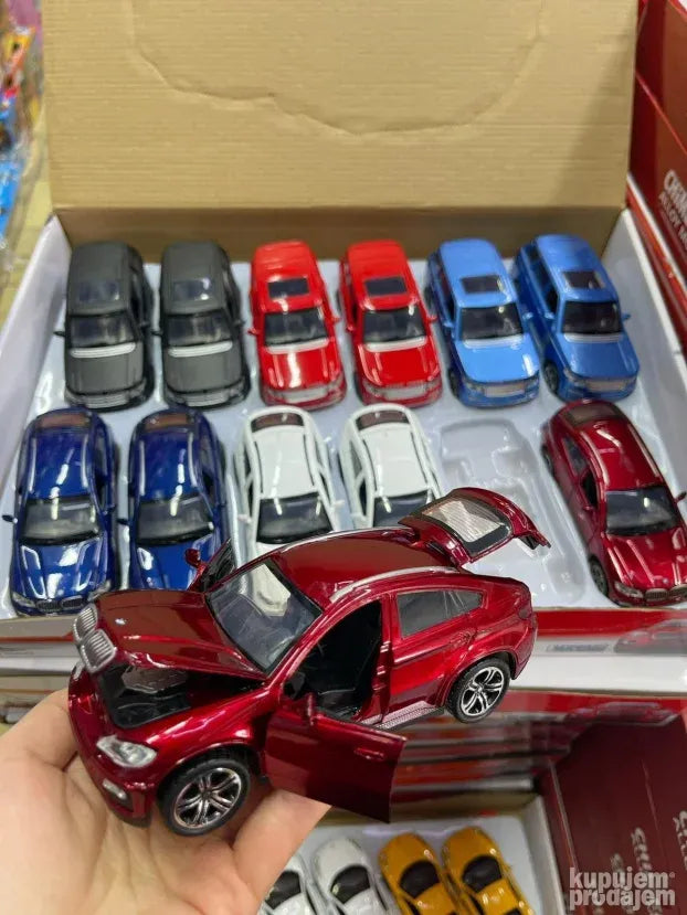 Metalni auto sa zvucnim i svetlosnim efektima – Ali tako